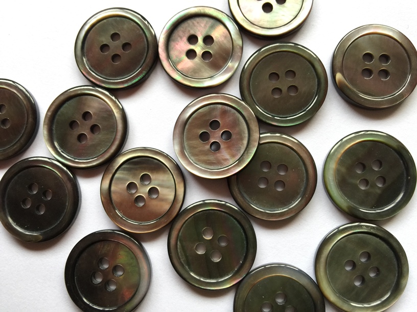 Pearl shell buttons | boutons shell | TextileGarden