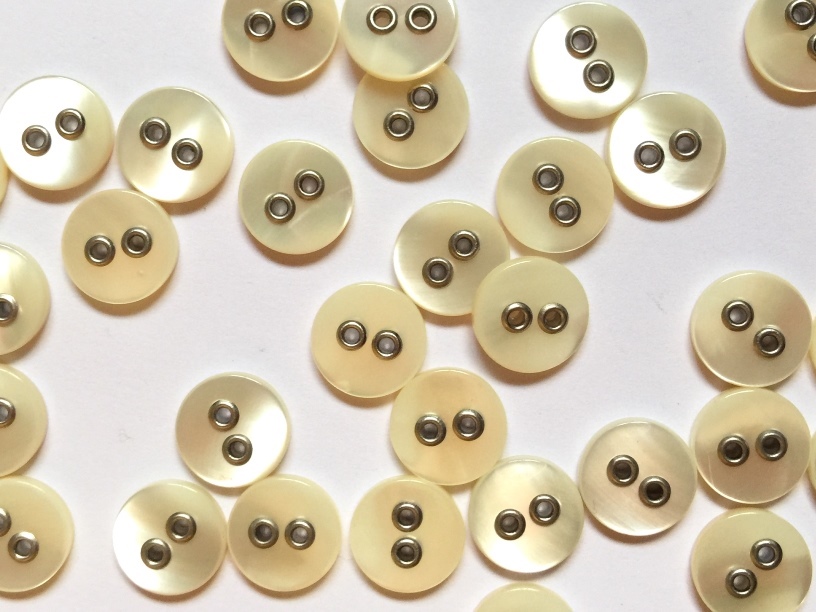 Pearl shell buttons | boutons shell | TextileGarden