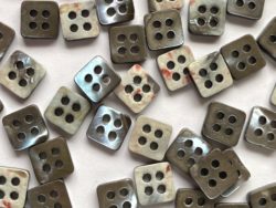 Pearl shell buttons | boutons shell | TextileGarden
