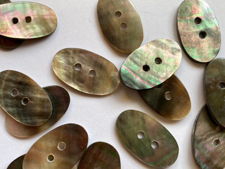 Pearl shell buttons | boutons shell | TextileGarden