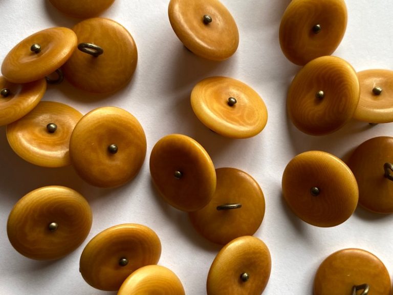 Corozo buttons | tagua | vegetable ivory | TextileGarden