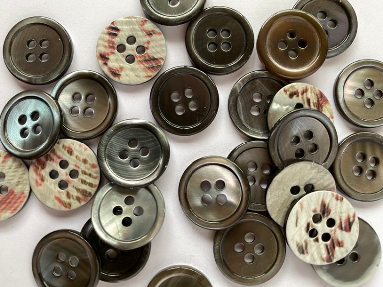 Pearl shell buttons | boutons shell | TextileGarden