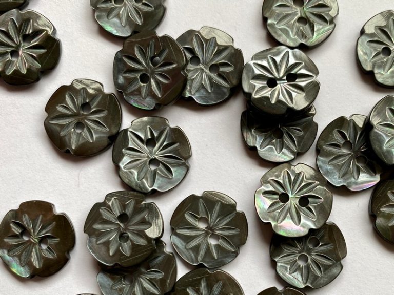 Pearl shell buttons | boutons shell | TextileGarden