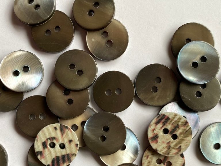 Pearl shell buttons | boutons shell | TextileGarden