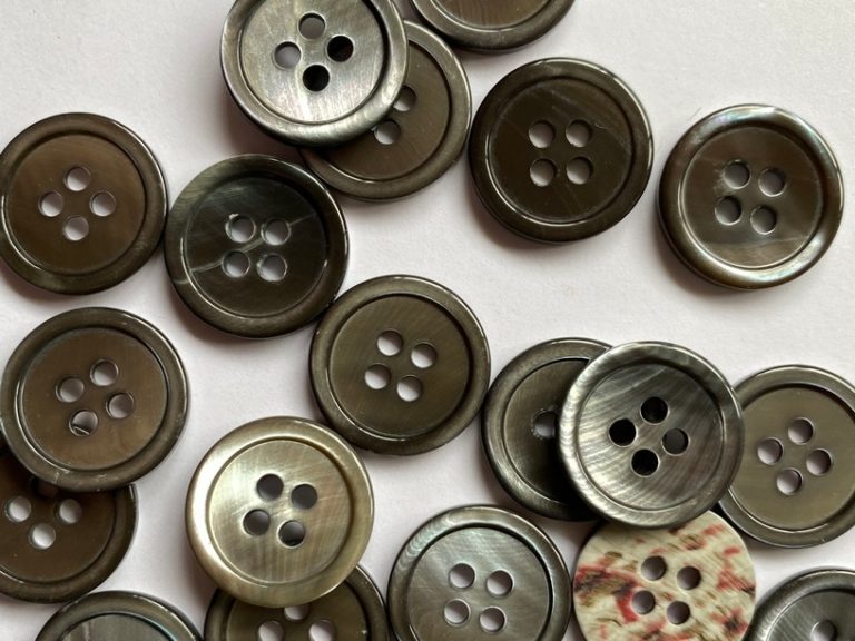 Pearl shell buttons | boutons shell | TextileGarden