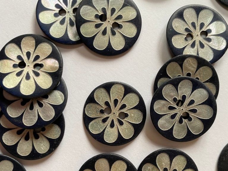 Shell buttons | buttons | TextileGarden