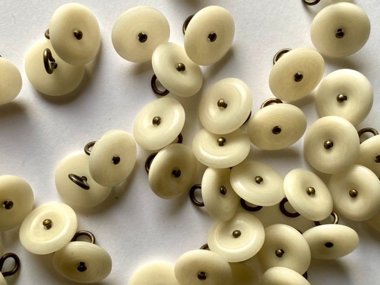 Corozo buttons | tagua | vegetable ivory | TextileGarden