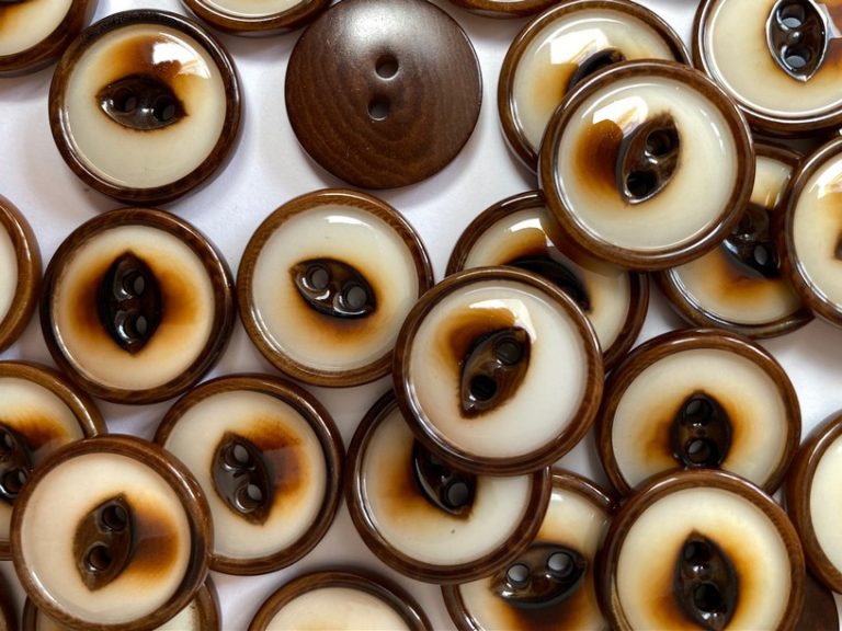 Corozo buttons | tagua | vegetable ivory | TextileGarden