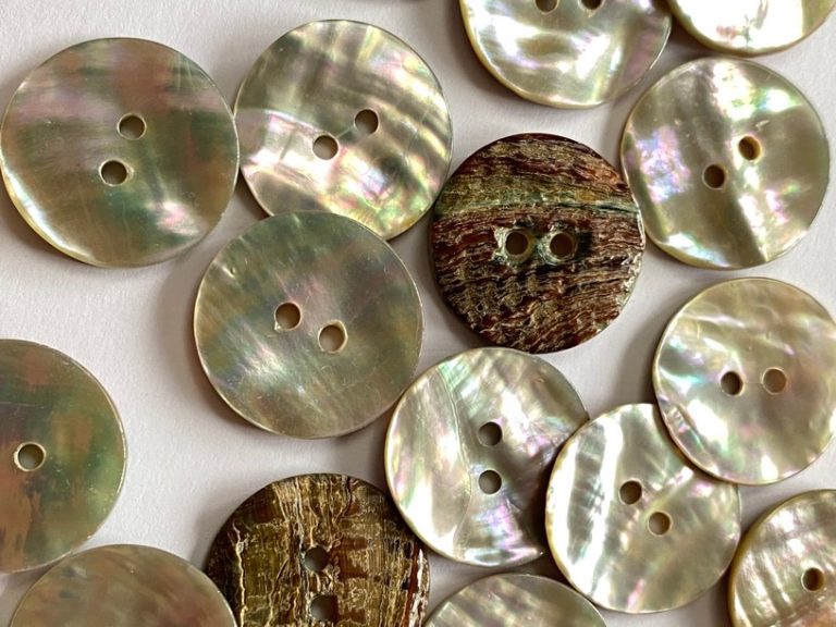 Pearl shell buttons | boutons shell | TextileGarden