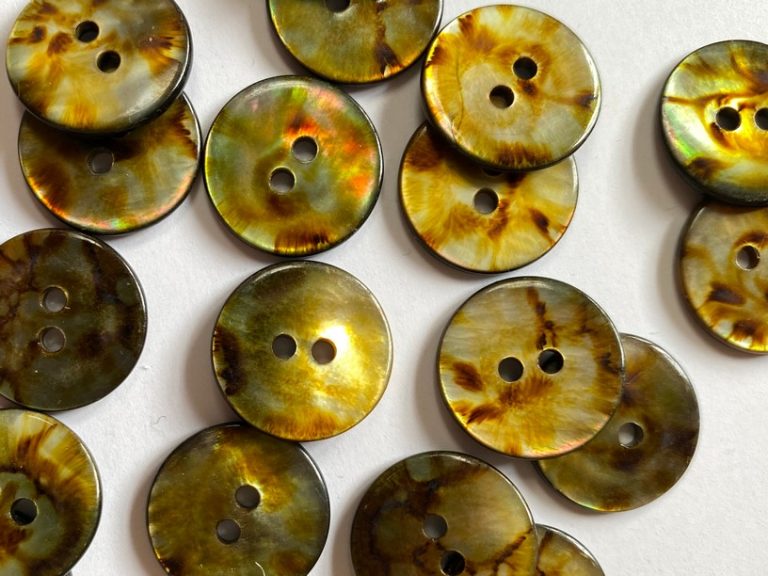 Pearl shell buttons | boutons shell | TextileGarden