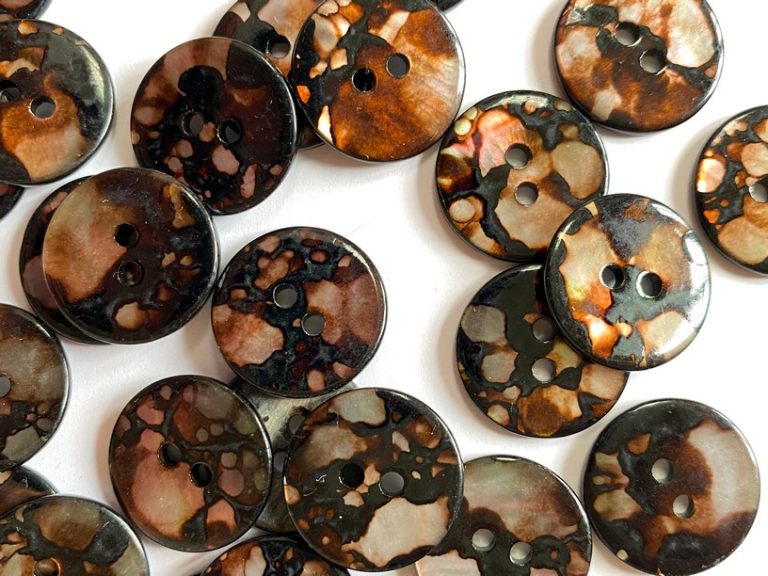 Pearl shell buttons | boutons shell | TextileGarden